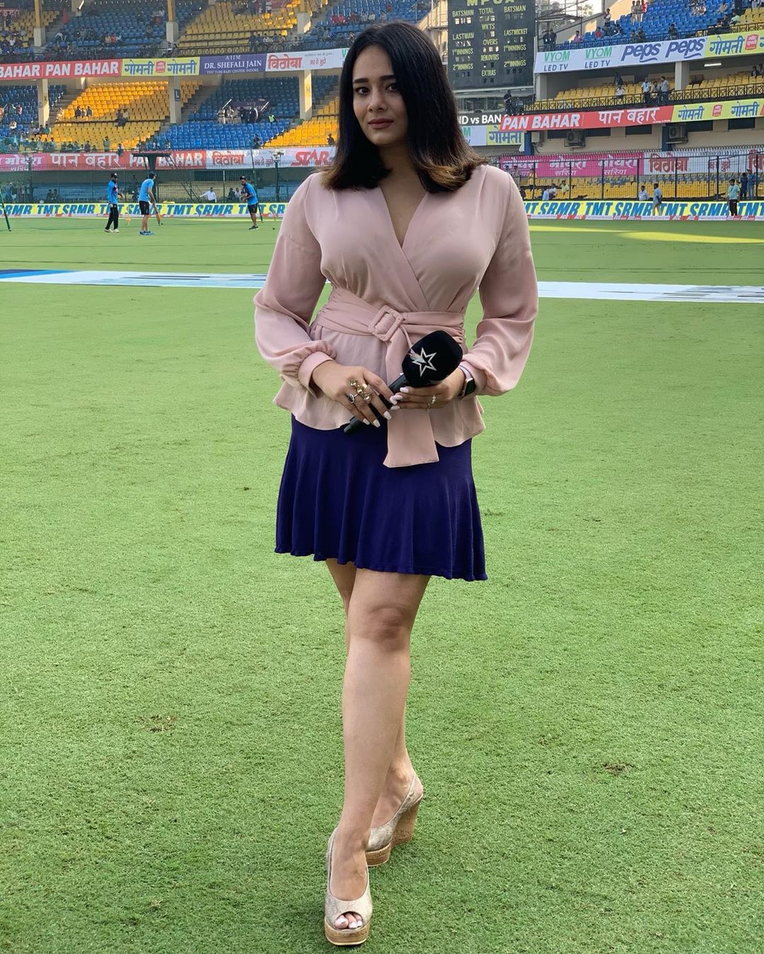 10 Hottest Female Anchors Of IPL 2023